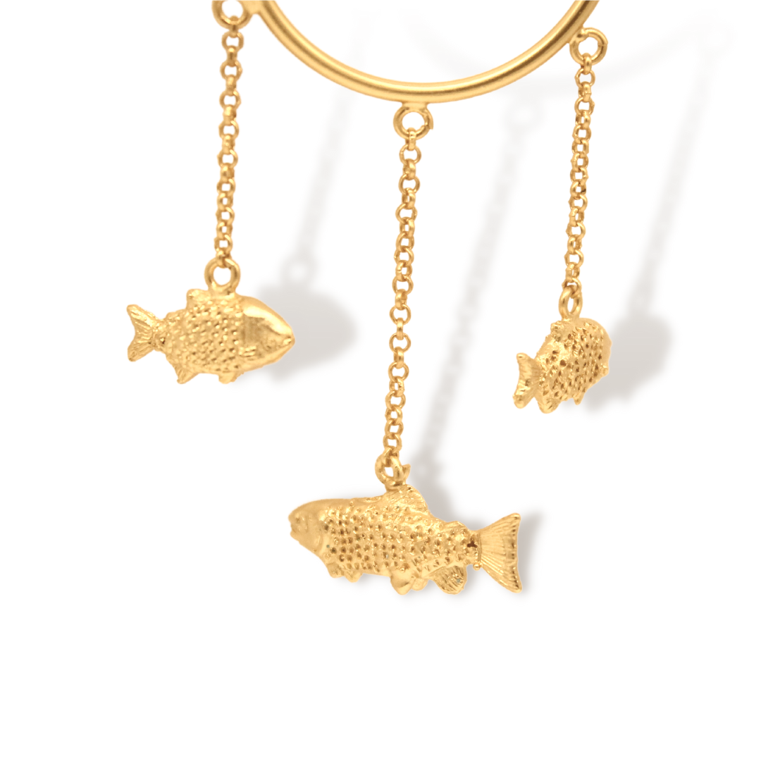 Aretes con aro y tres peces – Brezo Jewelry